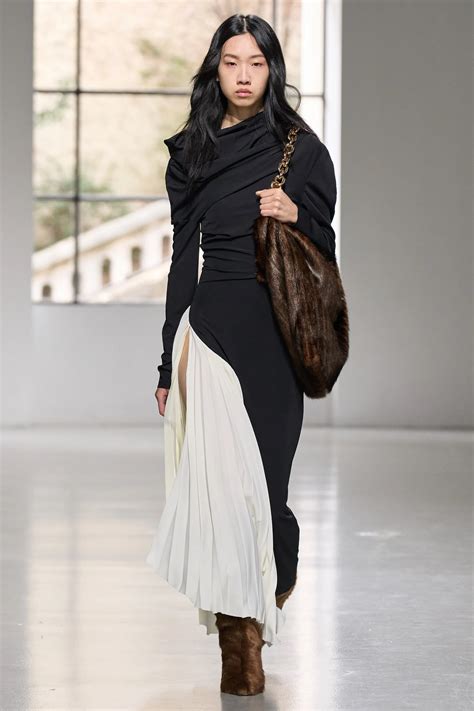 Vogue Fashion 90s Fashion Runway Fashion Fashion News Fashion
