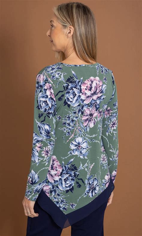 Anna Rose Printed Tunic Top With Necklace In Green Klass