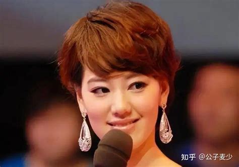 央视主持王冠：跟曹可凡传绯闻，被母亲催婚13年，39岁依然未婚 知乎