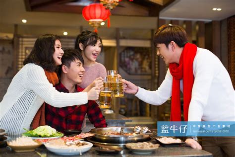 年轻朋友们在火锅店吃饭喝啤酒 蓝牛仔影像 中国原创广告影像素材