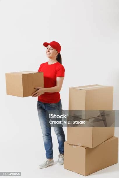 전체 길이 빨간 모자 티셔츠 주는 순서 상자 흰색 배경에 고립에서 배달 여자의 초상화 빈 골 판지 상자 근처 여성 택배입니다 수신 패키지입니다 광고에 대 한 공간을 복사