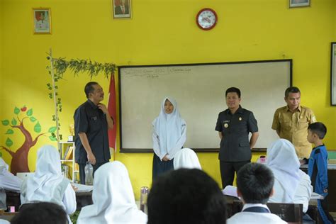 Bupati H Satono Sambangi Kegiatan Belajar Siswa Smpn 1 Sambas Teras