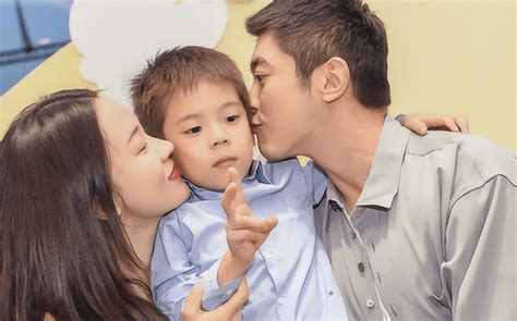 胡歌离婚后一夜白头？霍思燕杜江要凉了？黄磊用儿子给女儿铺路？某女星以泪洗面？小扒问答回复争议消息