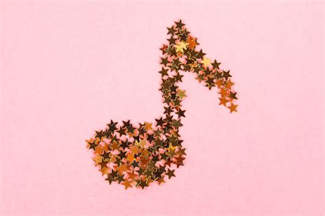 핑크 파스텔 배경에 누워 별이 빛나는 황금 색종이의 음악 노트 0명에 대한 스톡 사진 및 기타 이미지 0명 개념 금 금속