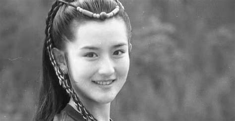谢娜晒读大学时拍戏旧照，扎辫子笑容青涩，夸当年的女记者：多年不见，你还是那么精神腾讯新闻