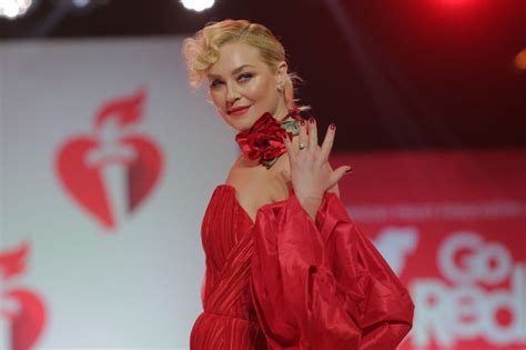 Look Elisabeth Rohm Engaged To Peter Glazter UPI