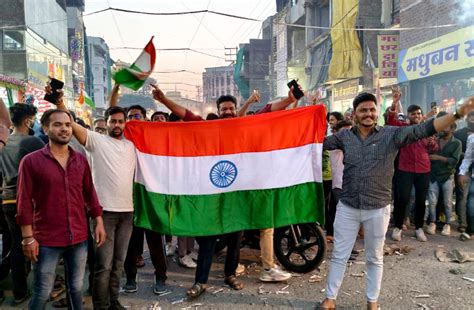 Photo Gallery दिवाली के जश्न में डूबा इंदौर सड़कों पर जमकर हुई