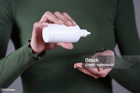 세균 박테리아의 확산을 방지하고 감염 바이러스를 방지하기 위해 알코올 스프레이 소독제로 씻는 여성의 손을 닫습니다 위생 개념