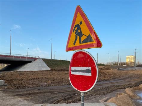 Panneau En Construction Sur La Route Fermée Avec Flèche Et Cône De