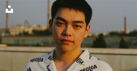 검은 글자가 새겨진 흰 셔츠를 입은 청년 사진 Unsplash의 무료 얼굴 이미지