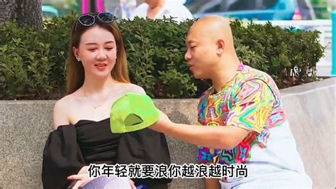 美女要送光頭一個綠帽子，光頭心里有點不爽，這下很尷尬美女要送光头一个绿帽子，光头心里有点不爽，这下很尴尬 Youtube