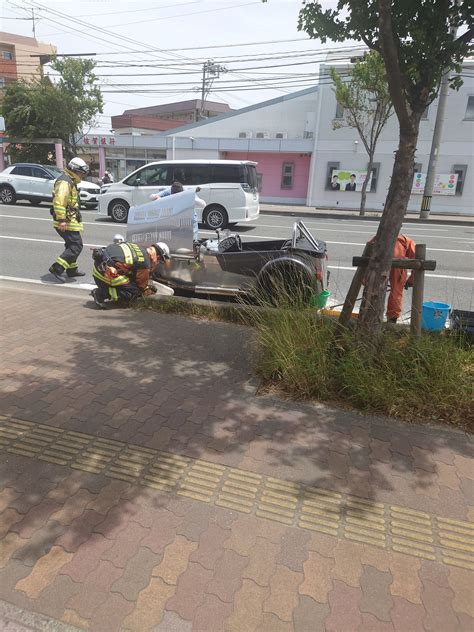 黒明神110新作投稿完了 On Twitter 何かえらく古めかしい感じの車がバイクに追突でもされたっぽい後ろベッコリ凹んでた高い