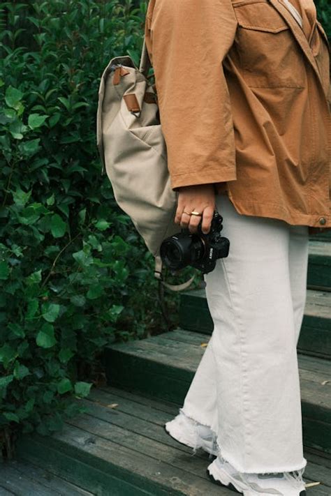 집 밖의 걷고 있는 관찰자 나뭇잎 녹지 덤불 라이프스타일 모험 목조 계단 바지 배낭 부드러운 조명 사람 서 있는 수직 쐈어 시골 설정 신발