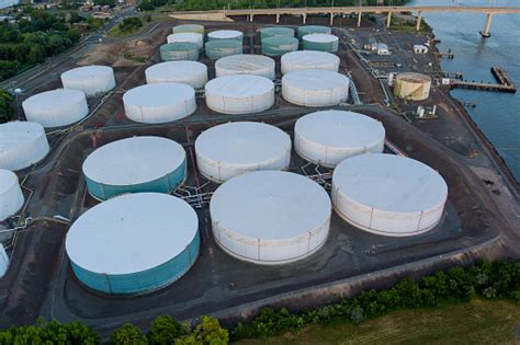 대형 석유 저장 탱크의 밸브가있는 장비 오일 파이프 라인 강철의 세부 사항 스토리지 탱크에 대한 스톡 사진 및 기타 이미지 스토리지 탱크 가스 정제소 저장고 일터