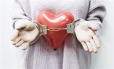 20 Hidden Devastating Signs Of Emotional Abuse In A Relationship You