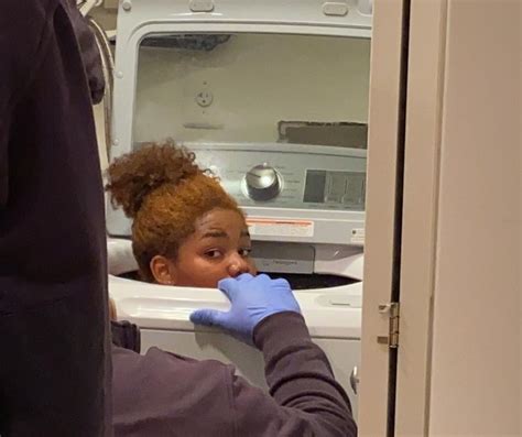 A Vida Da Criança Quarentena Mulher Fica Presa Em Máquina De Lavar Ao