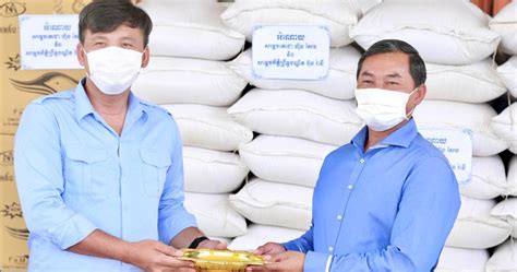 រដ្ឋបាលខេត្តត្បូងឃ្មុំ ទទួលអំណោយពីអ្នកឧកញ៉ា ឡេង ណាវ៉ាត្រា