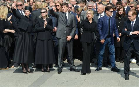 Un Anno Dalla Morte Di Silvio Berlusconi Amici E Famiglia A Messa Ad