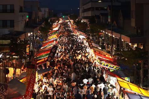 柏崎市地域おこし協力隊 かやぶき家の雁木に柿が下がりました！ 美味しい干し柿になれば、冬の上品な甘さが楽しめますね！ 長さがバラバラな