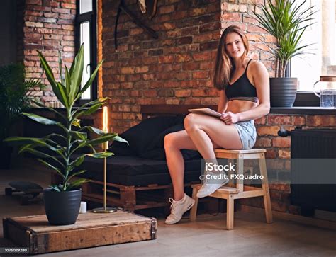 매력적인 발랄 한 여성을 사용 하 여 로프트 인테리어 방에 Pc 태블릿 가구에 대한 스톡 사진 및 기타 이미지 가구 가냘픈 갈색 머리 Istock