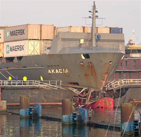 Unfall Beim „einparken Containerschiff Der Hapag Lloyd Kracht Gegen