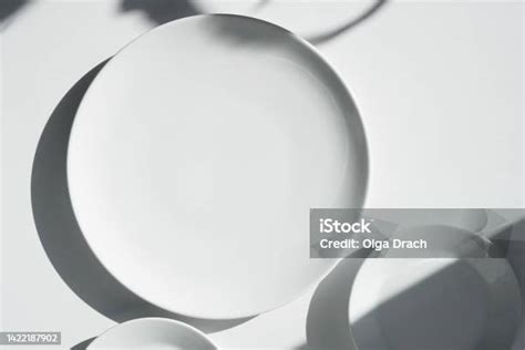 아름다운 그림자가있는 밝은 배경에 다양한 모양의 흰색 판 0명에 대한 스톡 사진 및 기타 이미지 0명 가정 주방 가정의 방 Istock