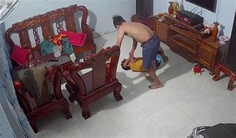 Bắt khẩn cấp cha dượng bạo hành con riêng của vợ cũ ở Bình Phước