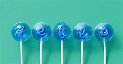 파란색 막대 사탕이 서로 위에 앉아 있습니다 사진 Unsplash의 번역하다 이미지