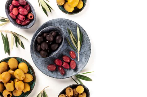 올리브는 흰색 배경에 다양한 상단에서 촬영 다양한 크기의 블랙 그린 레드 올리브 카피 스페이스 갈색에 대한 스톡 사진 및 기타 이미지 Istock