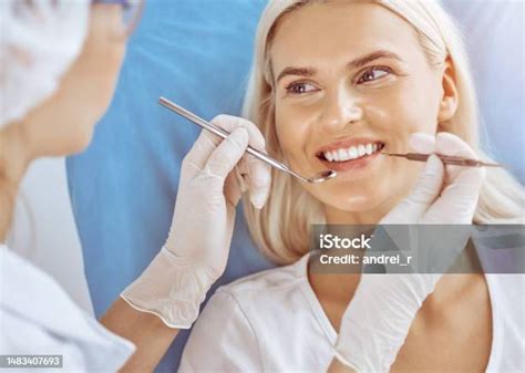 화창한 치과 진료소에서 치과 의사가 검사 한 미소 짓는 금발 여성 건강한 치아 및 의학 개념 25 29세에 대한 스톡 사진 및