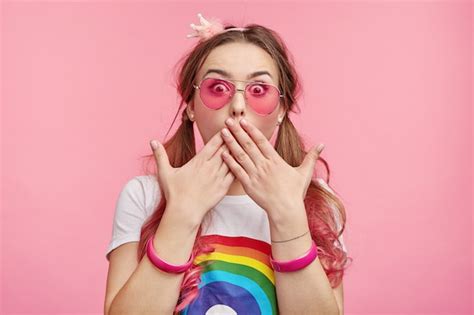 Free Photo Beautiful Woman With Trendy Pink Sunglasses