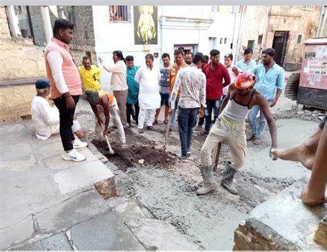 मनसे च्या वतीने रस्त्यावरील खड्डे बुजवणे मोहीम