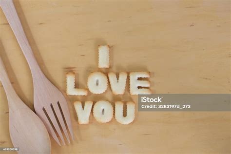 쿠키 편지 콜라주의 평면도 의하여 이루어져 있다 나무 테이블에 다른 주방 용품 사랑 나 단어 나무 숟가락 나무 포크 쿠키 0명에