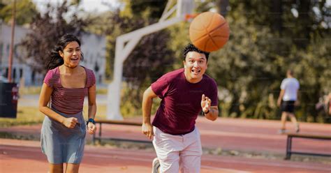 농구를 하는 젊은 부부 초점은 여성과 남성입니다 사진 Unsplash의 스포츠 이미지