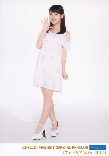 駿河屋 モーニング娘。17横山玲奈全身・衣装白・右手パー・足交差加賀＆横山 フォト＆アルバムセット 「フォト＆アルバム 2017
