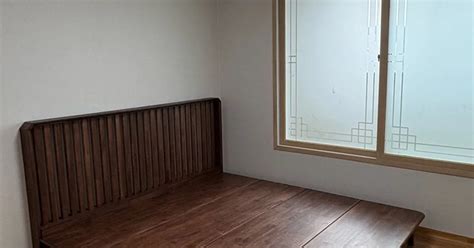 Ek 사이즈 원목 침대 프레임을 맡겼는데 리프트 차량으로 까짐하나없이 운반해 주셨습니다 천으로 꽁꽁 덧대고 직접 조립까지