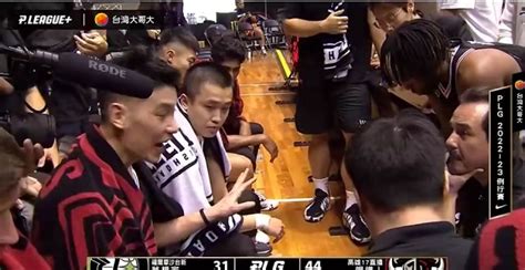 林书豪暂停期间讲解战术 教练提醒其他球员：注意听！腾讯新闻