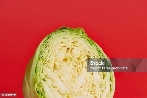 복사 공간이있는 빨간색 배경에 반 컷 젊은 녹색 양배추의 자른 이미지 색상 대비 0명에 대한 스톡 사진 및 기타 이미지 0명