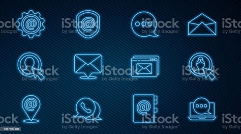 랩톱에서 회동 메시지 알림을 설정하고 계정 화면 만들기 음성 버블 채팅 봉투 메일 및 전자 메일 웹 사이트 봉투 및 방패를 아이콘으로 설정합니다 벡터 Brand Name