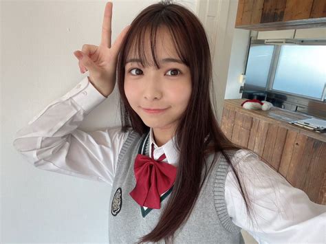 天野きき きーちゃん On Twitter おはよ〜🔅 昨日はオトナっぽい写真をたくさんあげたので 今日は制服で〜！ 17歳の時の写真