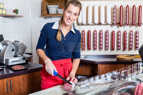 在店里切香肠的屠夫女高清图片下载 正版图片502929615 摄图网