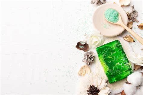 무료 카피 스페이스 모형흰색 나무 배경에 바디 케어스파 구성 목욕용 스킨 케어 핸드메이드 제품 화장품 알로에 베라 공예 비누와 목욕 소금 꽃 식물에 대한 스톡 사진 및 기타