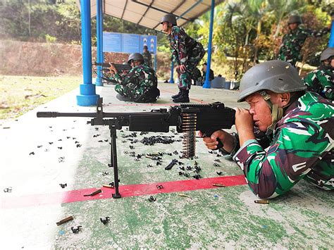 Prajurit Yonmarhanlan IV Batam Tingkatkan Kemampuan Dasar Menembak