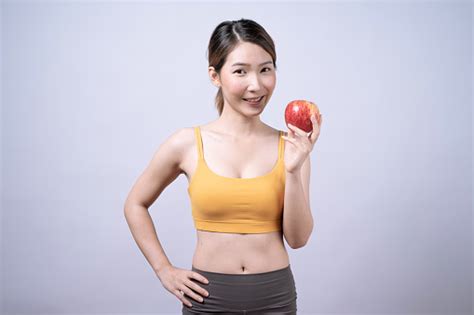 노란색 스포츠웨어를 입은 아시아 여성 흰색 배경에 고립 건강 관리 및 운동의 개념 건강한 생활방식에 대한 스톡 사진 및 기타