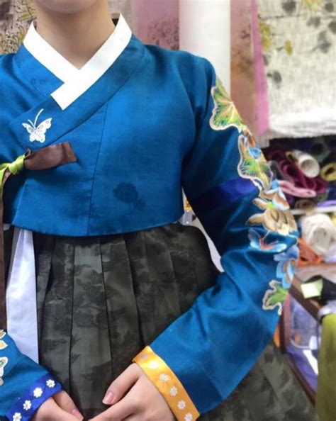 함단아 한복 날이 조금 풀린듯한 겨울날 조금 화사한 저고리를 소개해봅니다 같은 카키색 치마라도 저고리에 따라 옷의 느낌이 많이 달라져요~ 쨍한 푸른저고리에 양팔가득