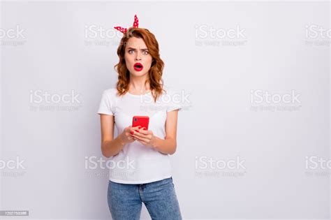 충격 미친 놀란 소녀 블로거의 초상화 는 끔찍한 소셜 네트워크 정보 비명 와우 Omg 흰색 색상 배경 위에 고립 된 세련된 옷을