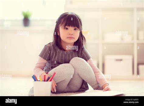Ziemlich Glücklich Kleine Japanerin Liegend Und Zeichnen Mit