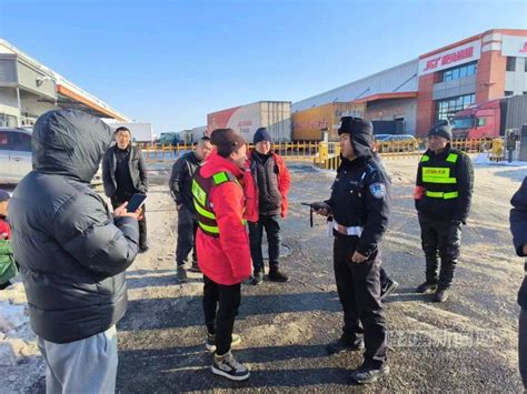 高效联动｜冰城交警为“双十一”物流保驾护航保障运输车辆