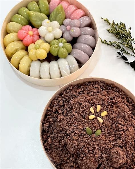 앙그렐라 춘천떡케이크 백일떡 춘천답례 춘천답례품 쌀디저트 ⠀ 꽃증편 긴 발효를 거쳐 만든 떡 위에 꽃을 얹은 증편🤍
