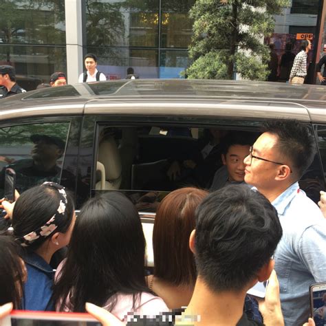 被粉丝diss：你可别再长胖了，郑恺回应：我哪里胖了娱乐环球网